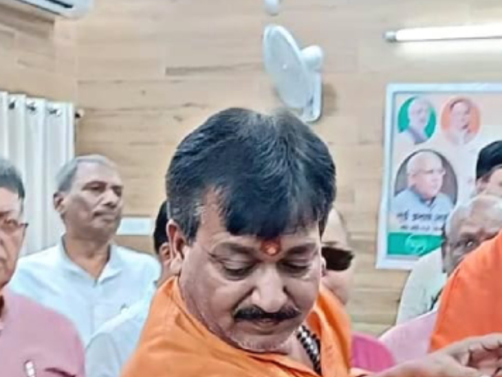 Controversy over parking, Baba is asking for mayor's ticket.Ayodhya ...