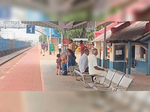 One AC three in Link Express and one sleeper coach in Shivnath, Korba ...