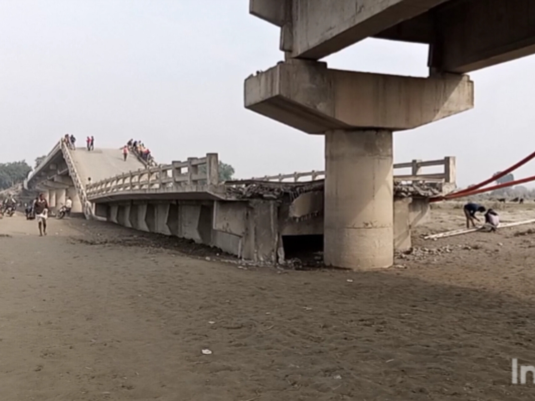 Patron bridge of Ramganga river iron gadder installed for Magh Mela ...