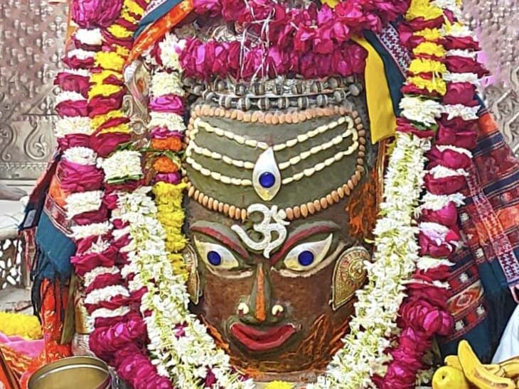 Make up in the form of a king by offering Trinetra and fragrant flowers ...