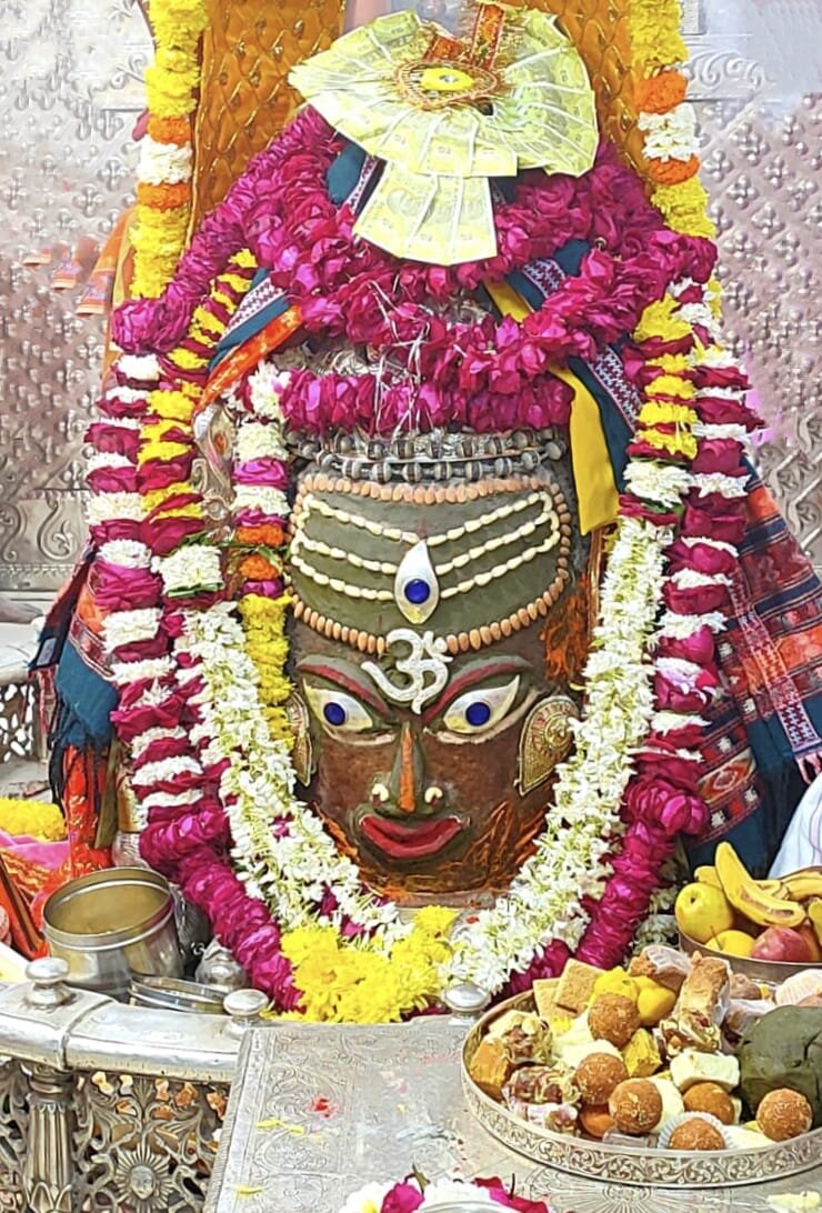 Make up in the form of a king by offering Trinetra and fragrant flowers ...