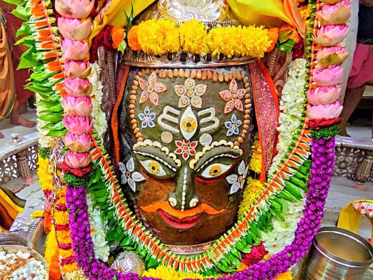 Wearing tripund and trinetra on his head, he wears kingly form ...