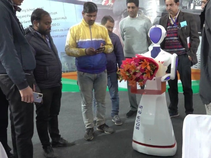 Photo robot SONA 2.5 welcomed by Rajasthan CM Ashok Gehlot | एक ऐसा ...