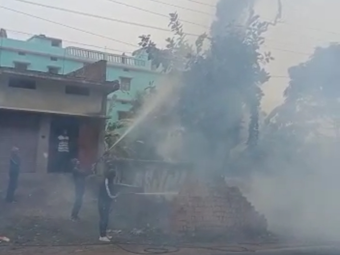 NH-19 पर सूखे पेड़ में हाईटेंशन तार से लगी आग, शहर में बत्ती गुल | High ...