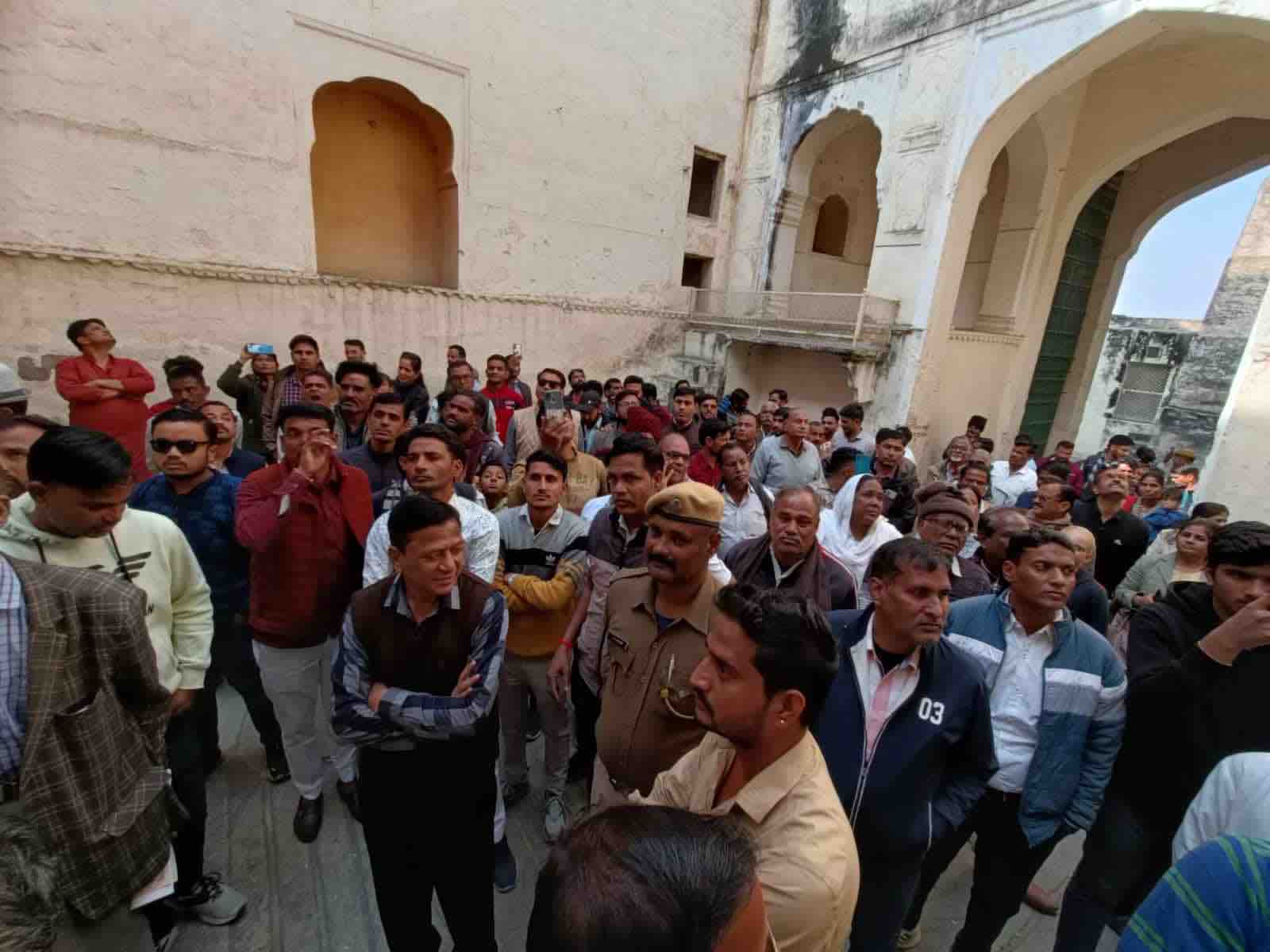 Old employees of the fort gave information about ancient history ...