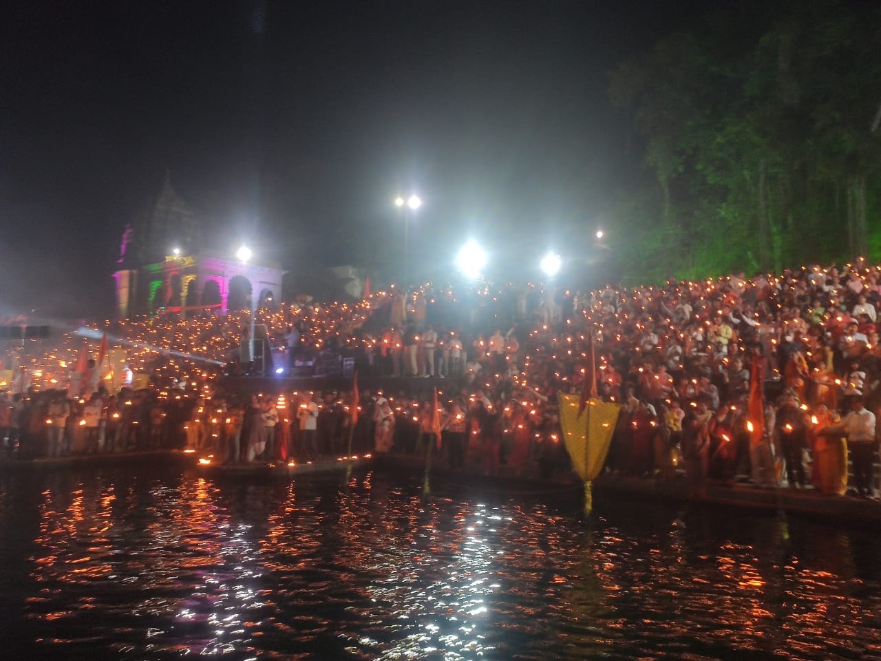 Maha Aarti with 5100 Kakda wicks on the banks of Narmada | भगवान ...