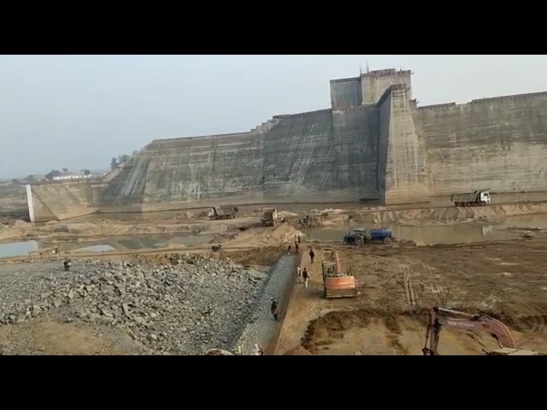 Sonbhadra's main dam spillway and soil dam will be connected, work will ...