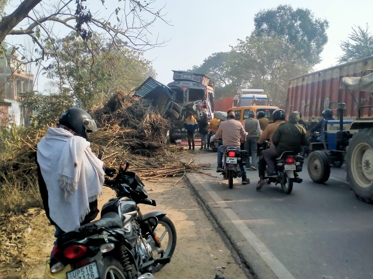 Truck-tractor trolley collision in Gonda, two killed, one injured, road accident due to cold and ...