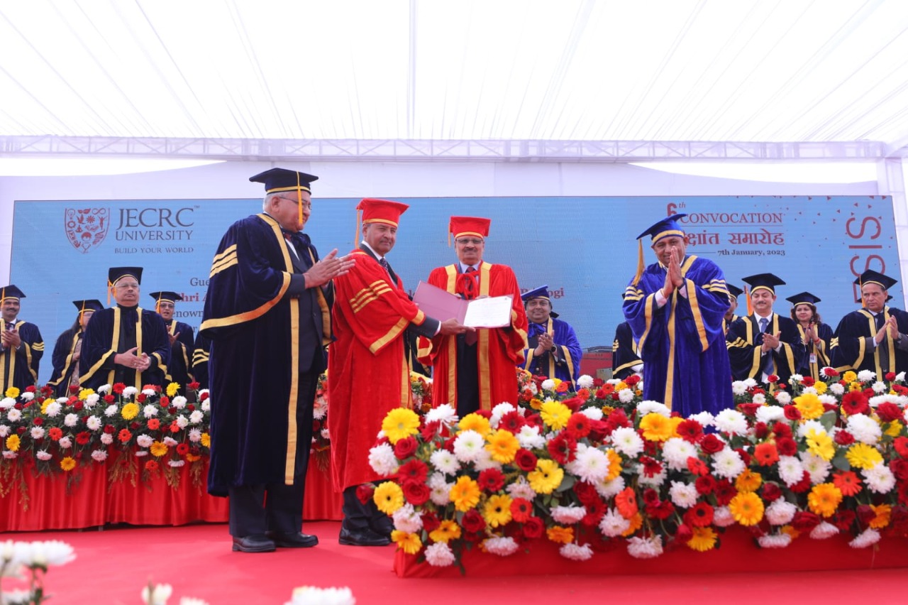 Justice Ajay Rastogi and Ashwin Sanghi awarded degrees to students ...