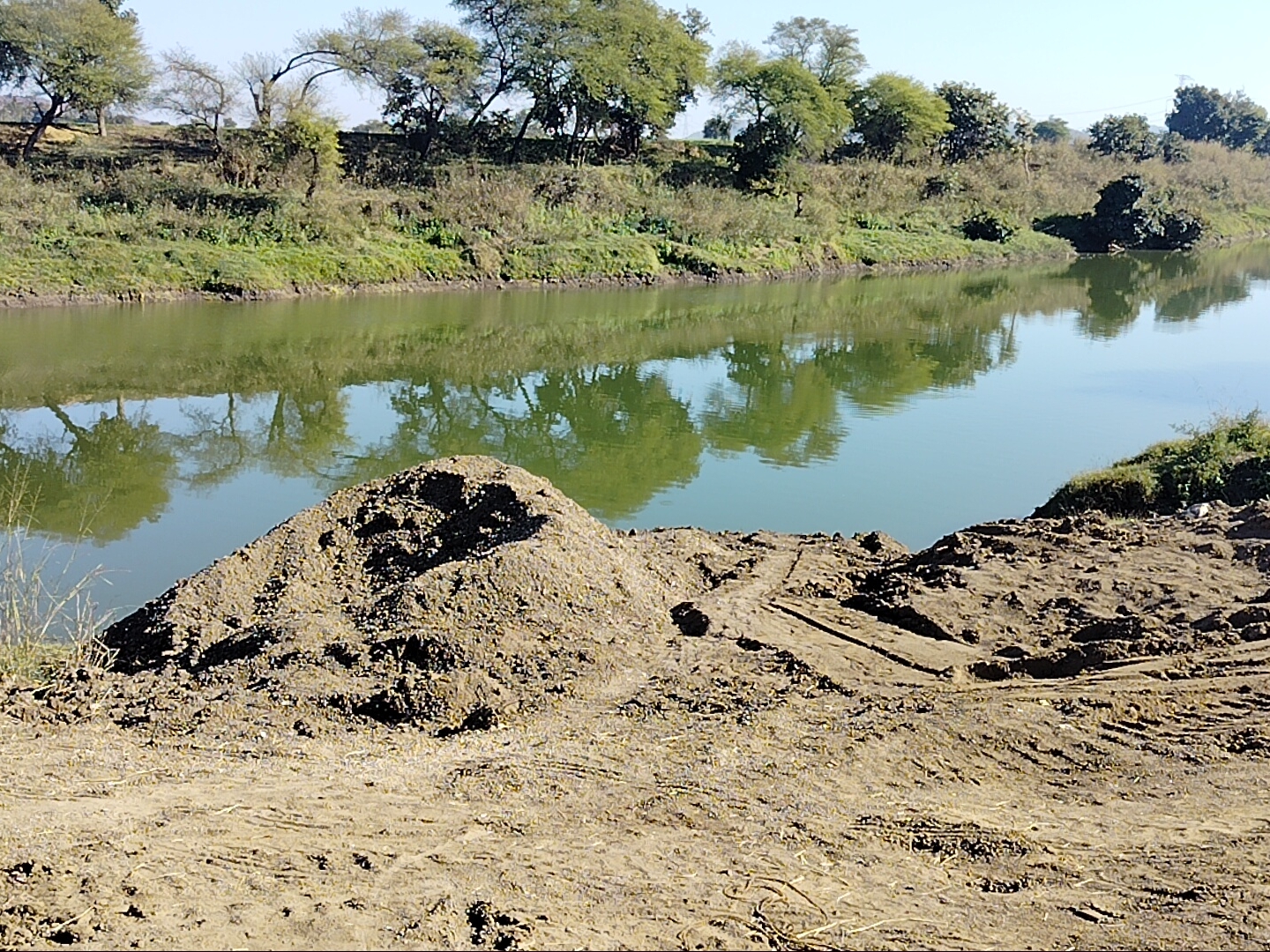 Mafia extracting sand by using submarine, collusion of mineral department