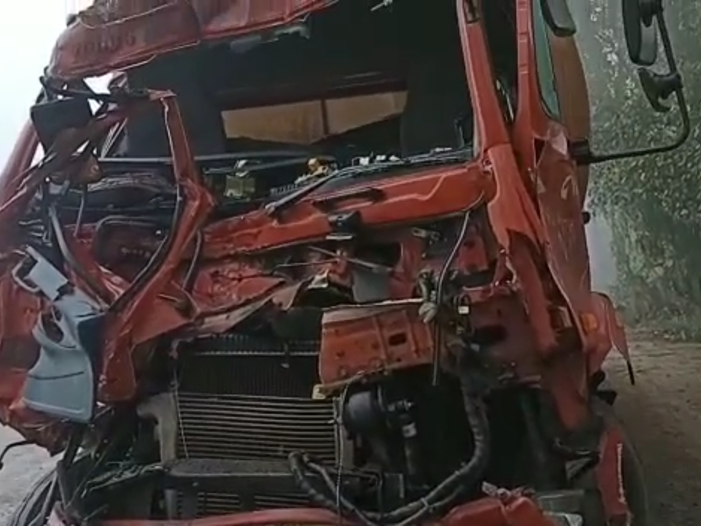 एक ड्राइवर की मौत, सीट में फंसे शव को बमुश्किल पुलिस ने निकाला बाहर | A ...