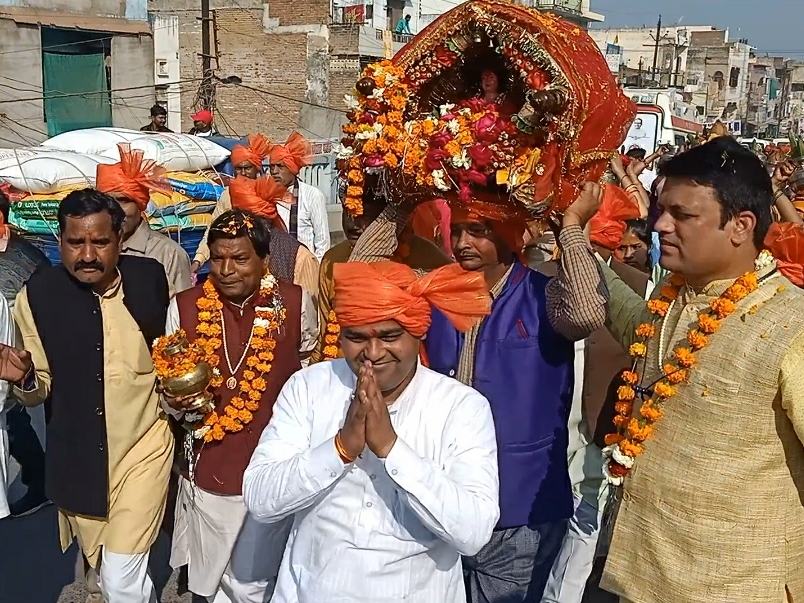 Karma Devi Jan Jagruti Rath Yatra reached Dabra, welcomed by former ...