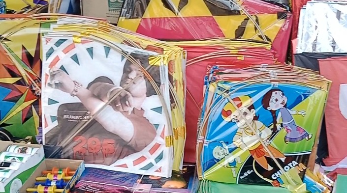 Fierce shopping, cartoon kites tempting children | पतंगों से सजा बाजार ...