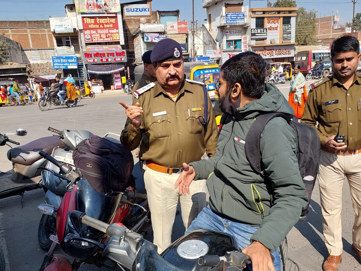 16 hundred two wheeler drivers were challaned in 1 day; 4 lakh fine ...