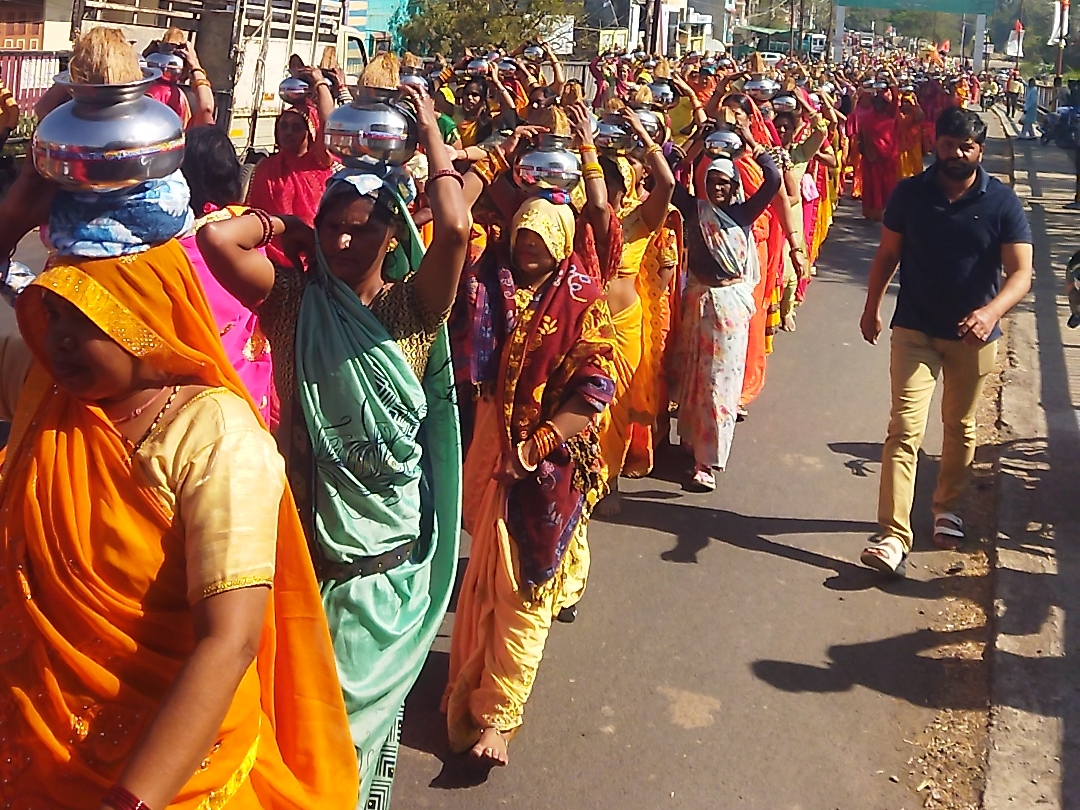 Women participated in the 2KM long Kalash Yatra, welcomed at many ...