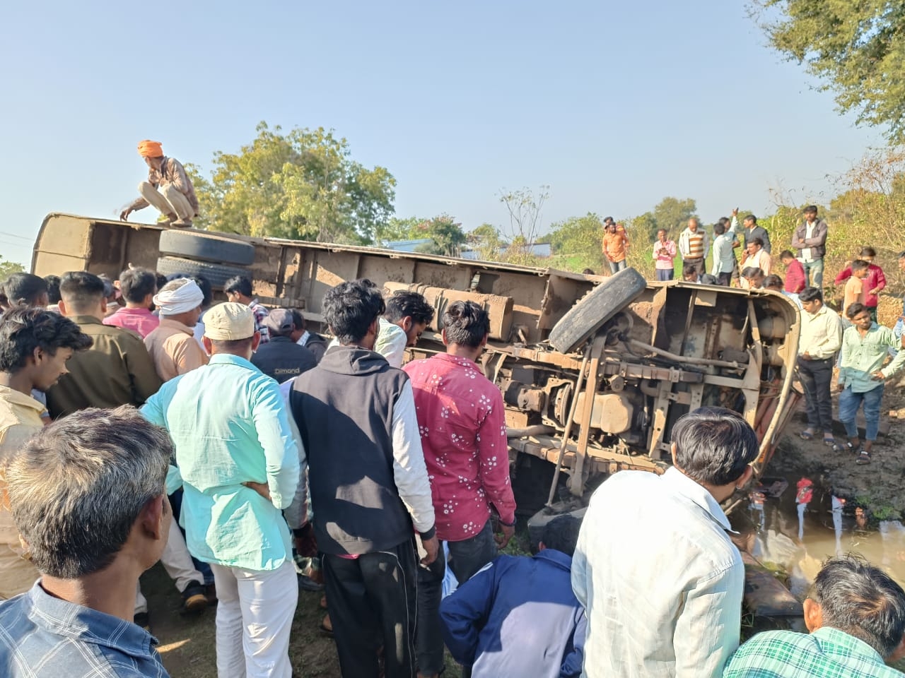 The bike rider crushed the couple and overturned in the drain; One ...