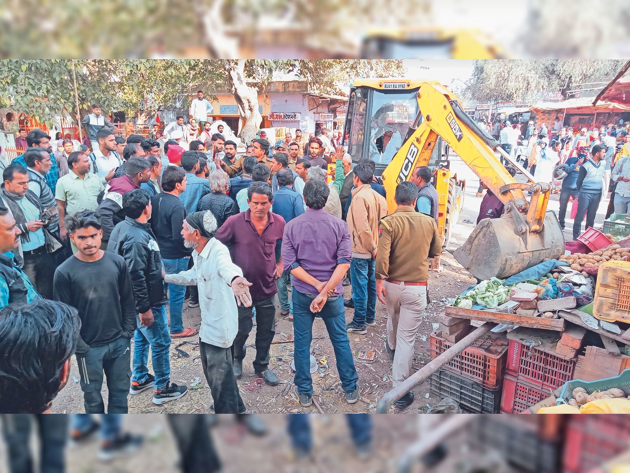 जेसीबी मशीन का शीशा तोड़ा चालक ने कूदकर बचाई जान 2 कर्मियों को हल्की