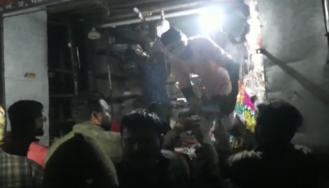 Fire in two shops of Manihari and footwear in the main market at night ...