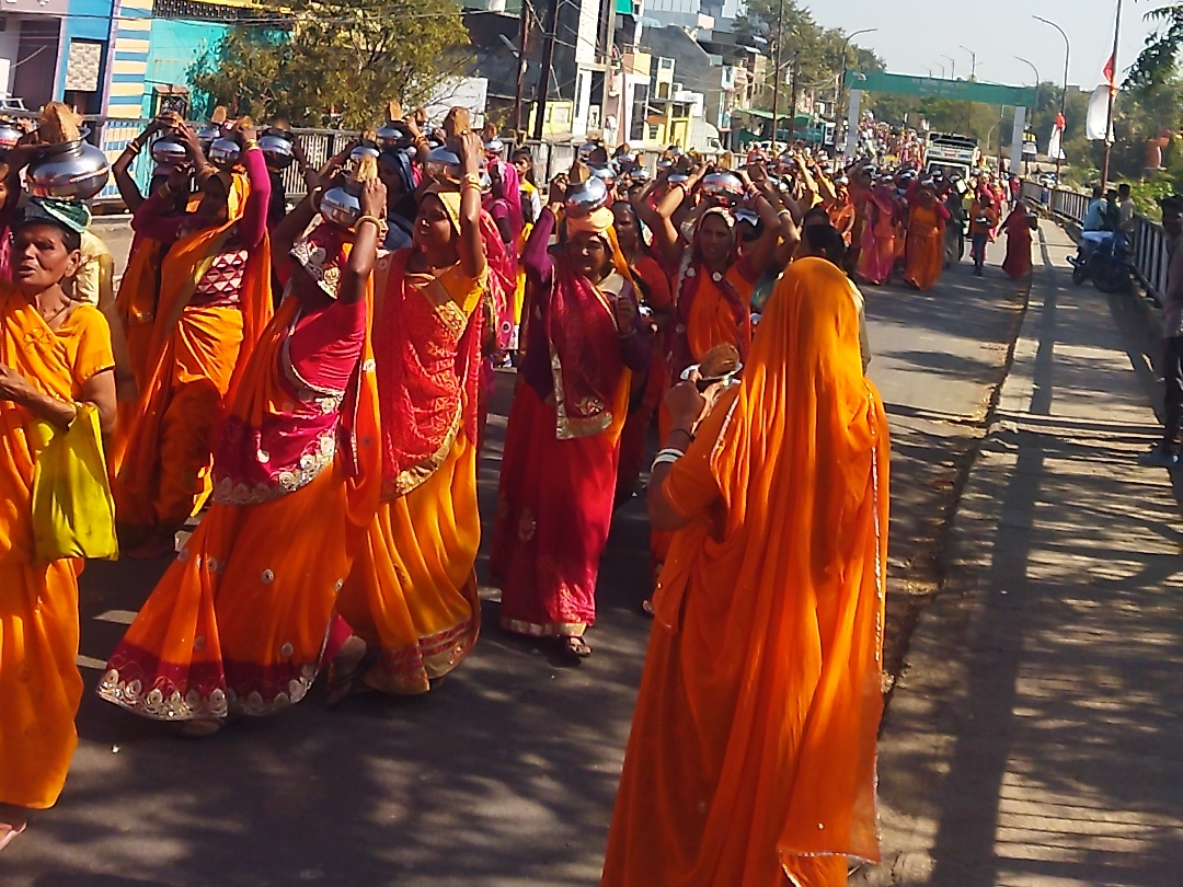 Women participated in the 2KM long Kalash Yatra, welcomed at many ...