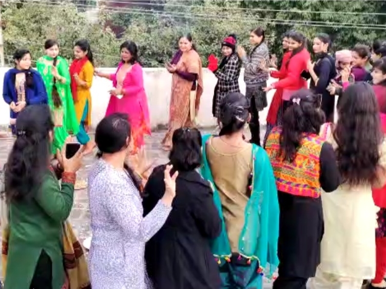 Gidda dance with Bhangra, Revdi and peanuts distributed | संभल में ...