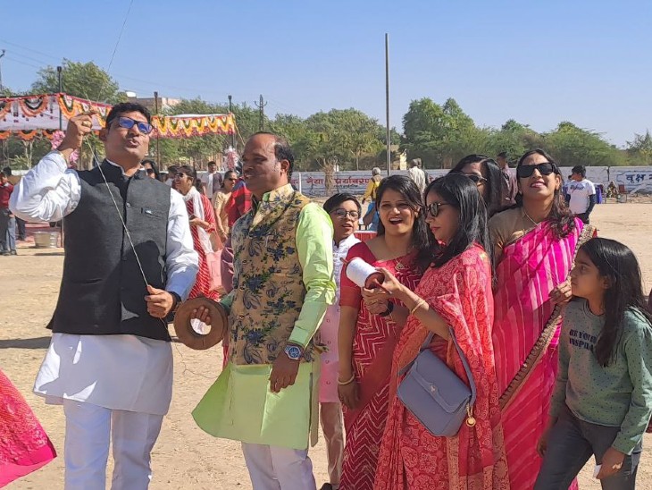 गायों को खिलाया चारा, पतंग उड़ाने छतों पर चढ़े रहे बच्चे और युवा | Year ...