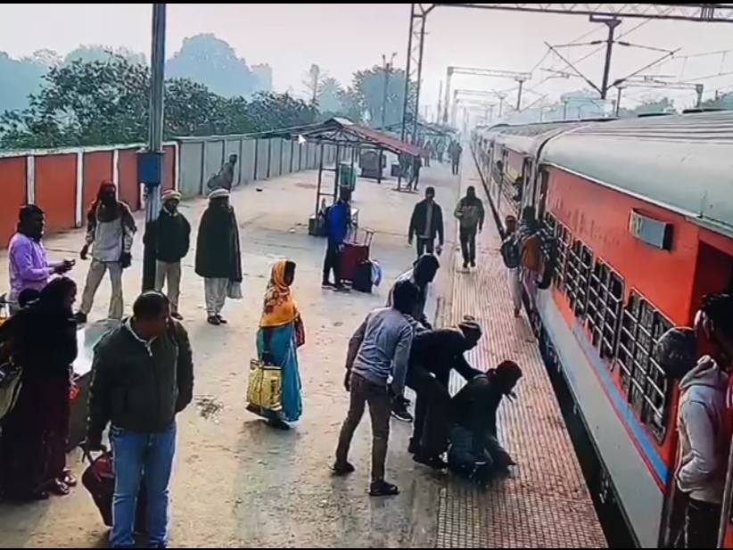 Shocking video surfaced at Jamui railway station, railway passenger ...