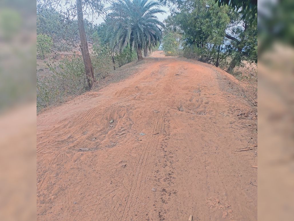 The dilapidated road connecting the two districts is difficult to cover ...