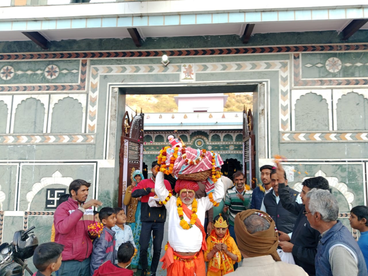 Devotees thronged to see Bal Swaroop in Patan, devotees started ...