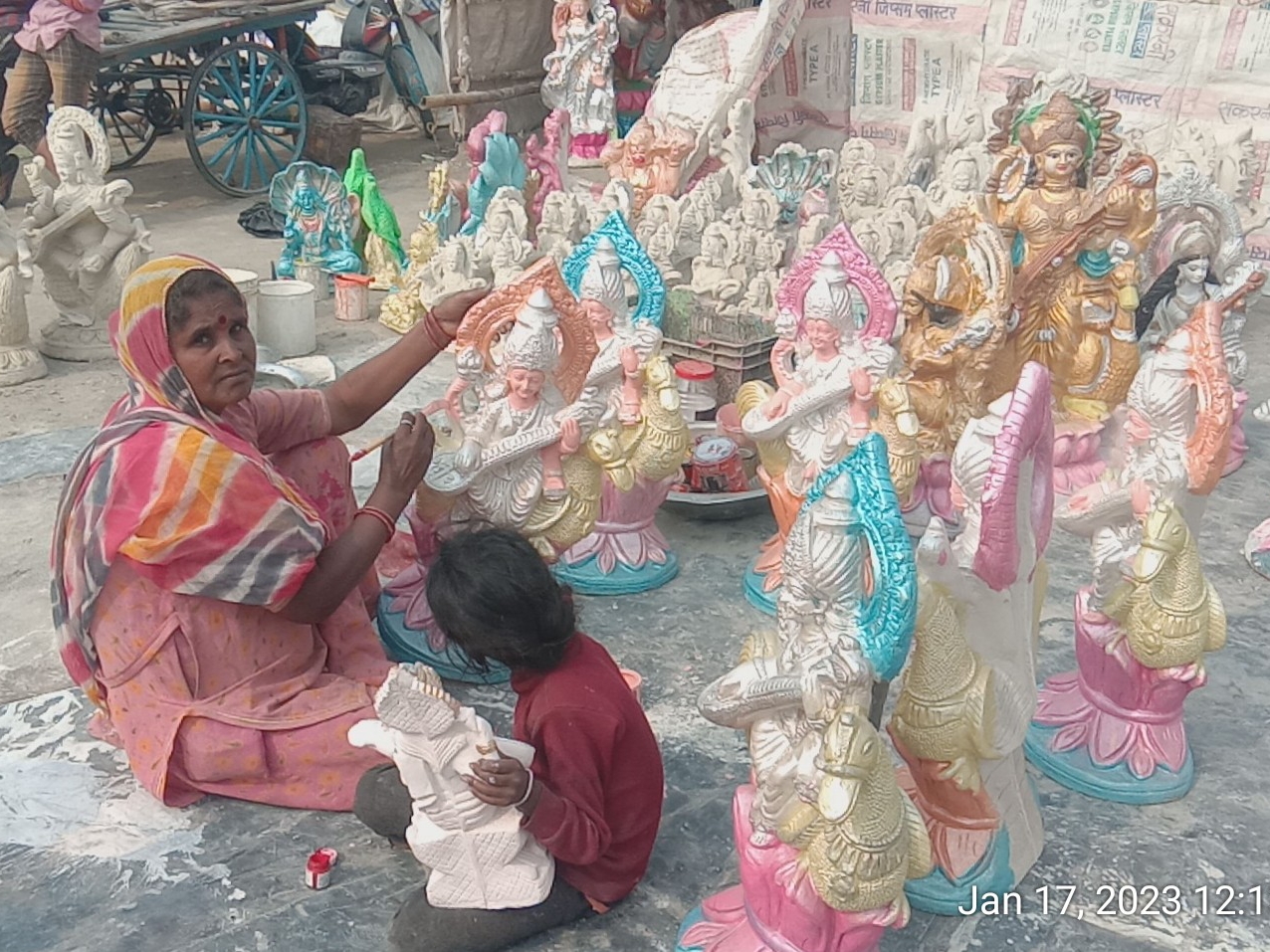 मां सरस्वती की प्रतिमा निर्माण में जुटे मूर्तिकार, दो साल के बाद इस साल ...