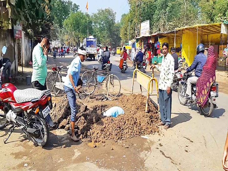 Disruption spread due to broken pipeline, mud and pit digging at the ...