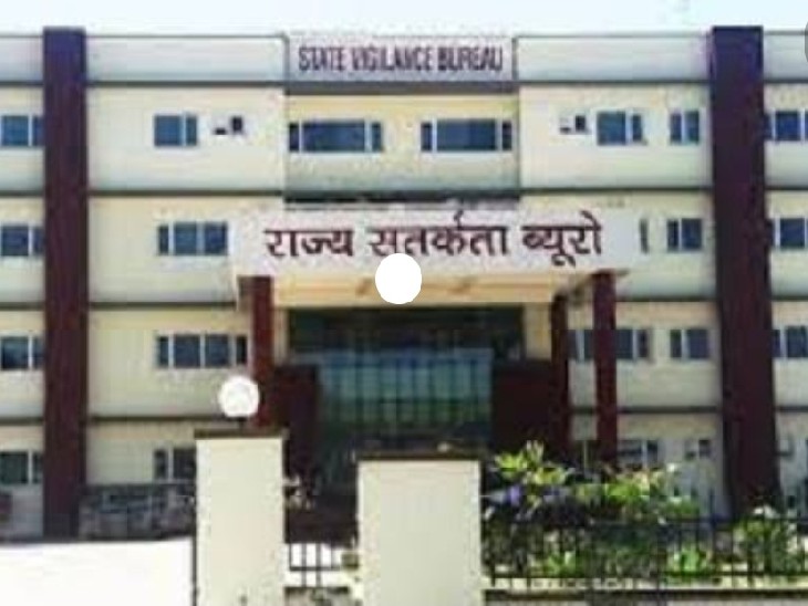Hisar Vigilence DSP Gorav Sharma Kharar Alipur's Patwari Manjeet Caught ...