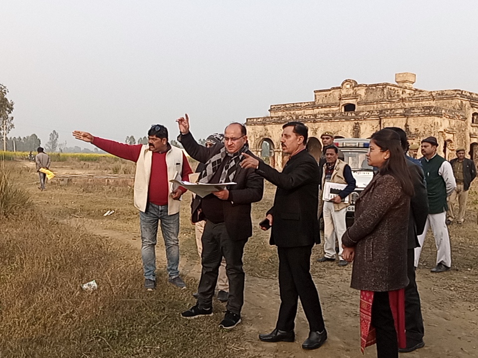 The judge arrived to see the land of Tehsil village Malupur, the land ...