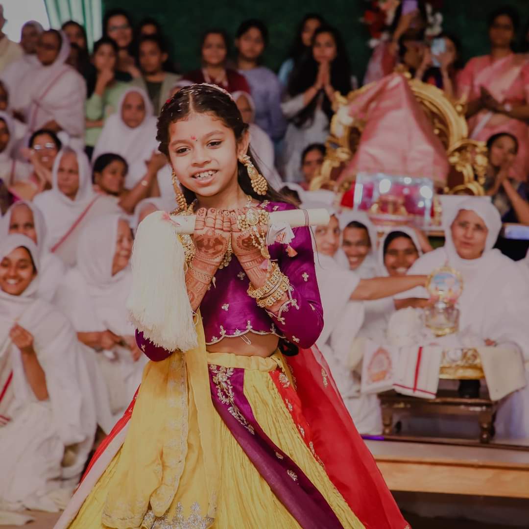 Who Is Devanshi Sanghvi | Surat Businessman's 9 Year Old Daughter Will ...