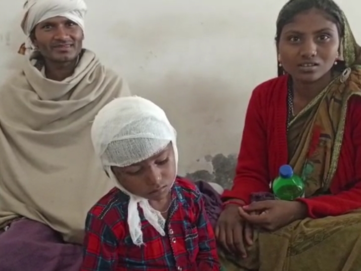 Elder father saved his life, the child was stuck in the bushes, head ...