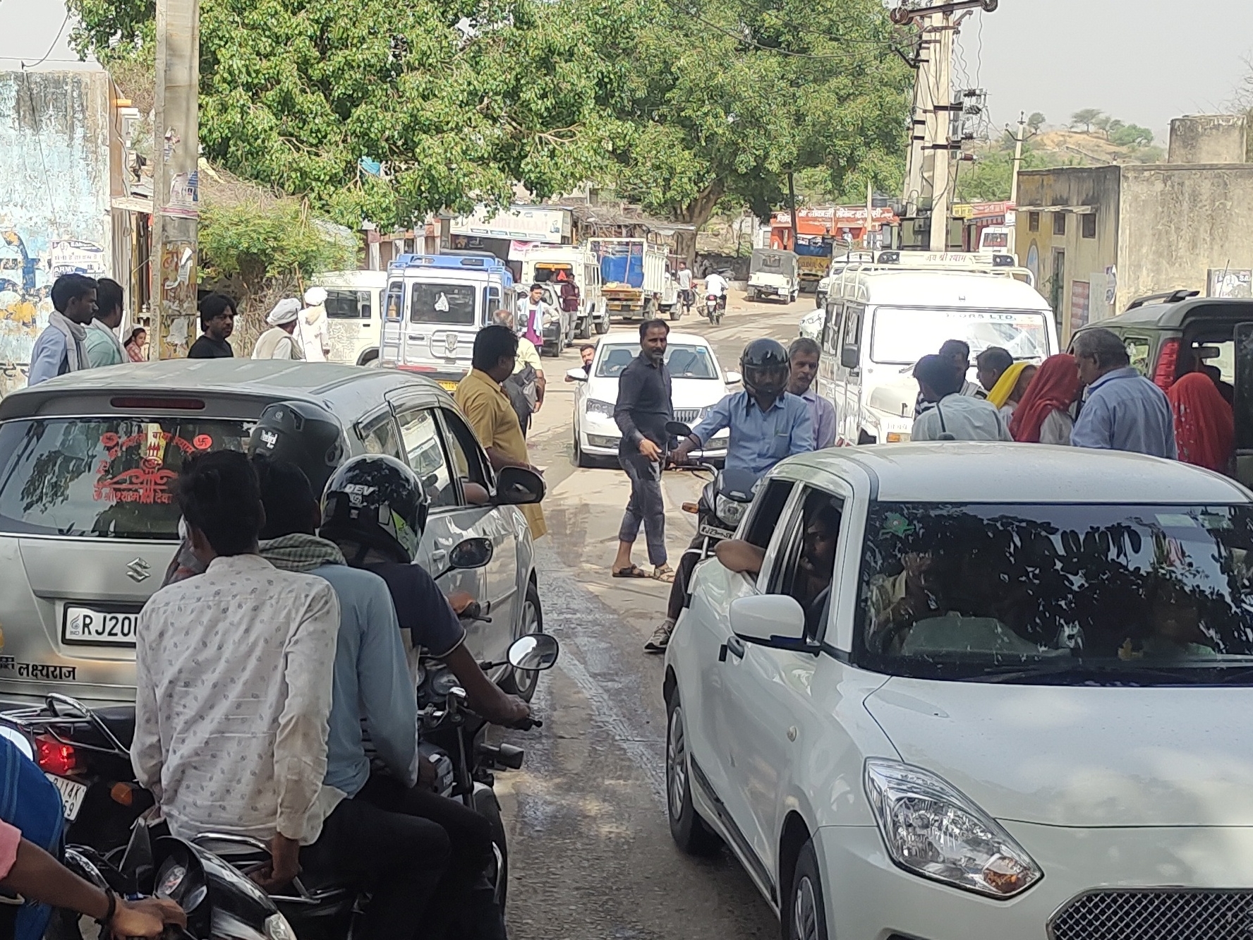 Traffic jam due to encroachment, complaint many times, but only ...