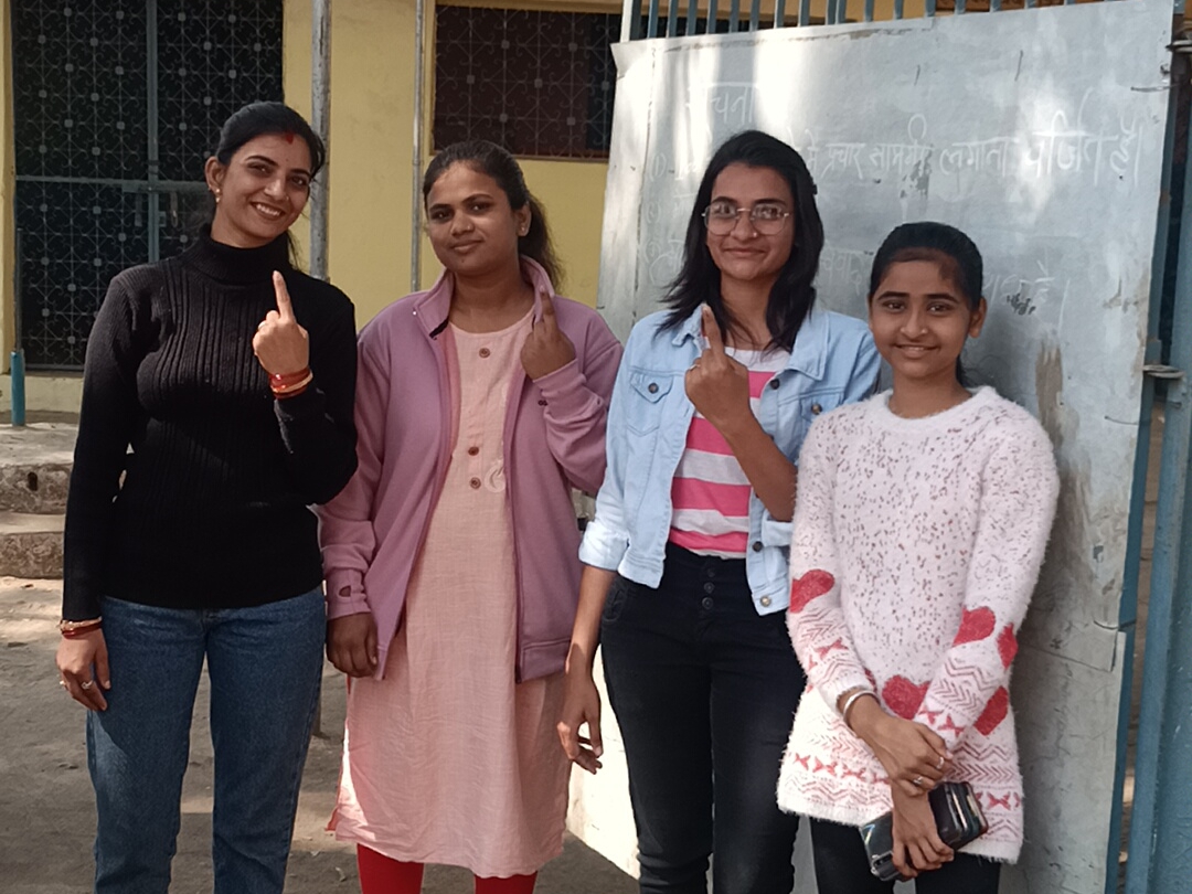 Polling stations were seen empty till noon | बड़वानी नपा में सबसे कम ...