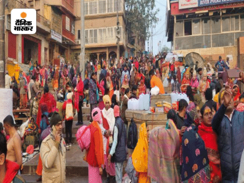 Devotees take a holy dip in the Ganges amid cold and rain in Varanasi ...