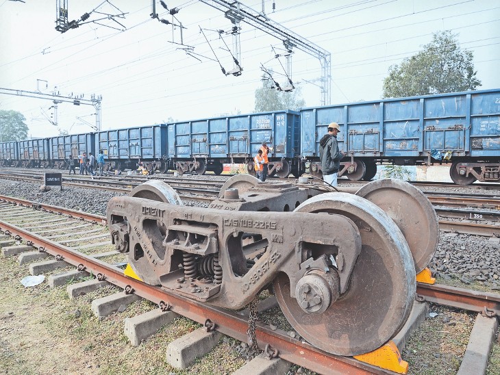 Due to the cattle being trapped, the four wheels of the third bogie of ...