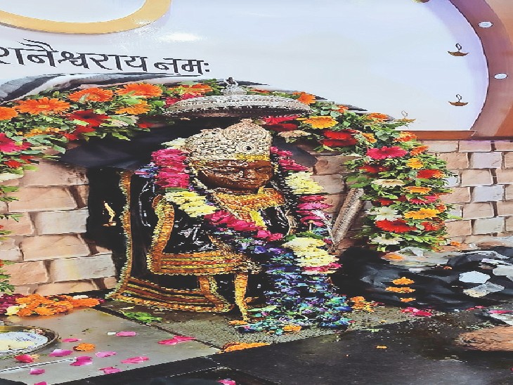 Head bowed at the feet of Shani Dev: only one wish, freedom from ...