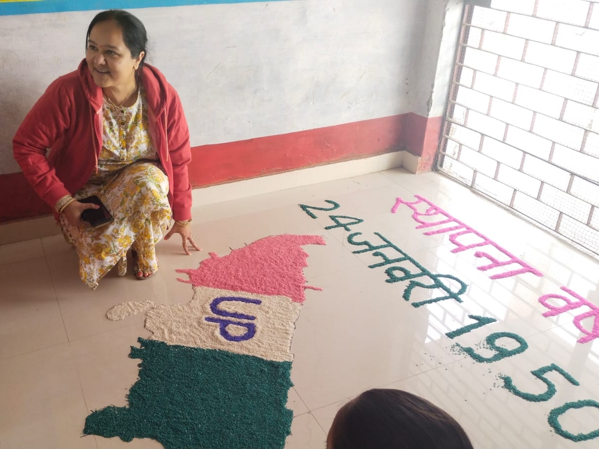 Children made a map of UP with human chain, attractive Rangoli ...