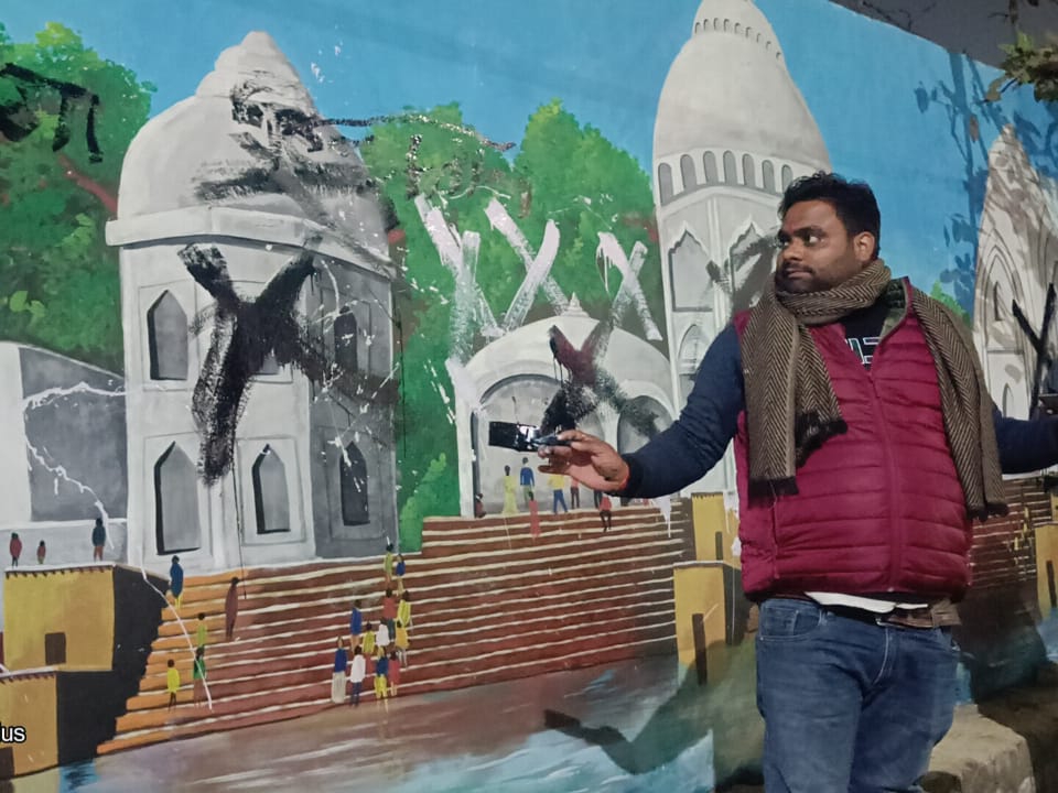 Hindu and Sikh organizations paint the figures of Gurudwara and ...