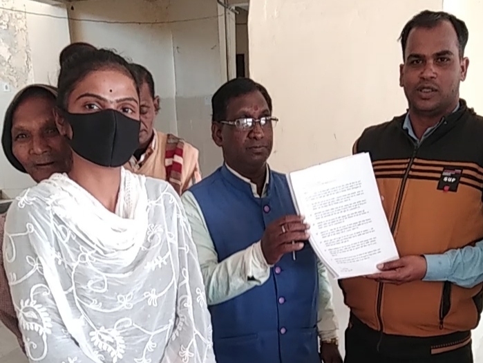 Said- Secretary-Sarpanch together embezzled 50 lakh rupees | ग्रामीणों ...