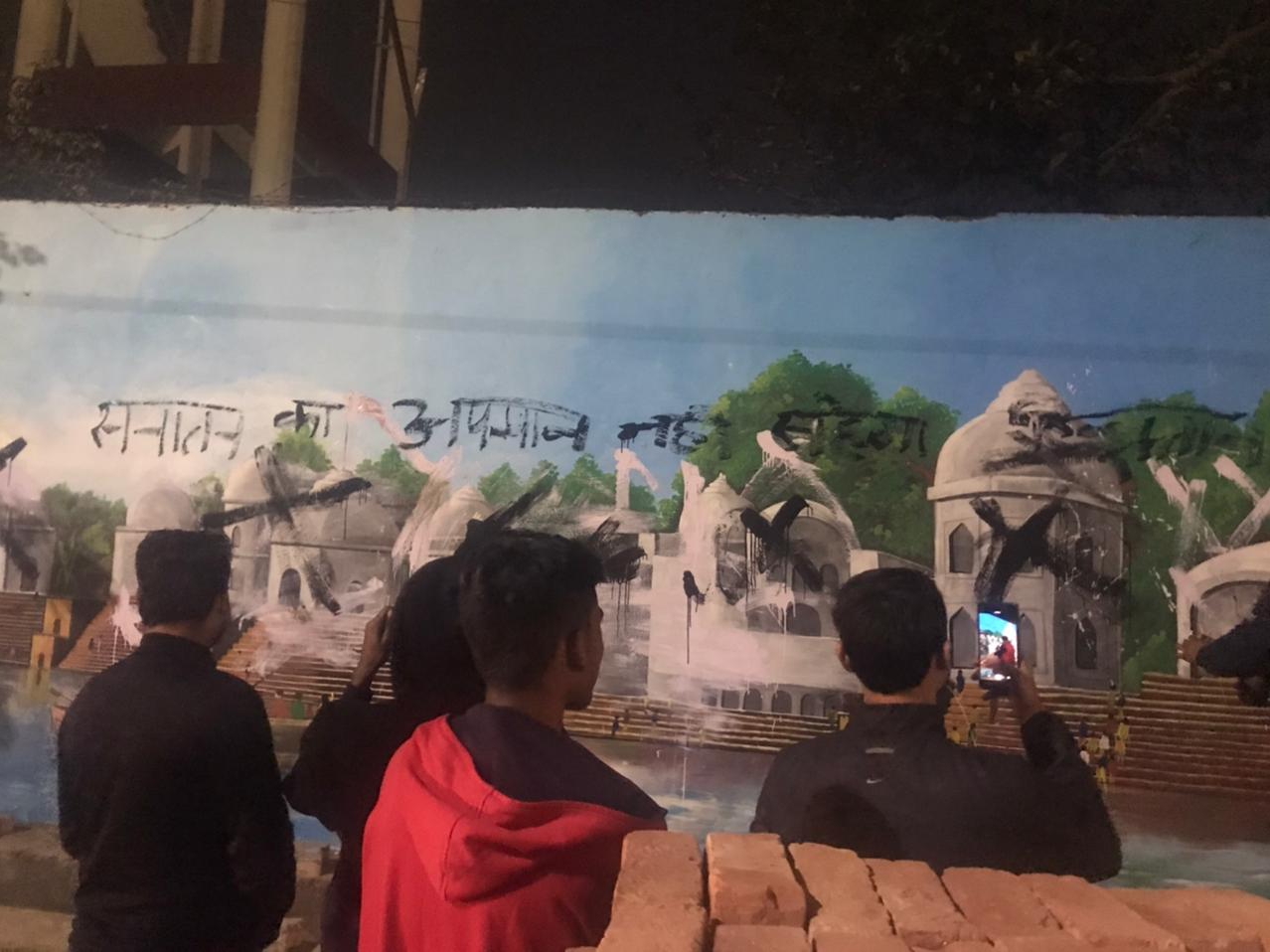 Hindu and Sikh organizations paint the figures of Gurudwara and ...
