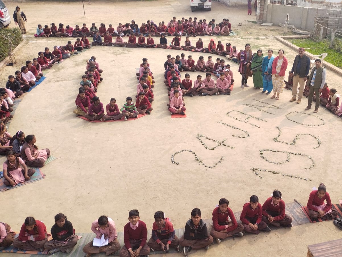 Children made a map of UP with human chain, attractive Rangoli ...