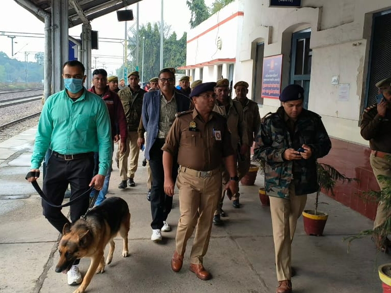 SP Gramin searched the bags of passengers at the railway station ...