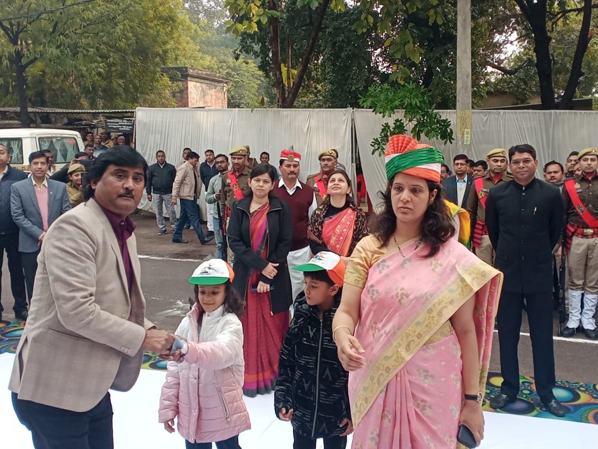 Rae Bareli DM remembered the martyrs by hoisting the flag, administered ...