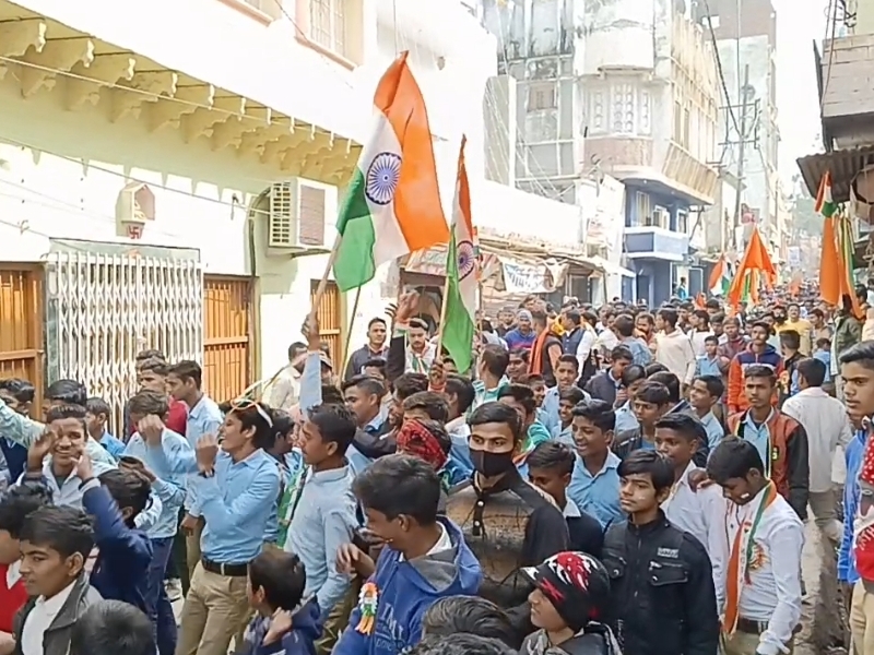 The minister hoisted the flag in the police line and the DM in the ...