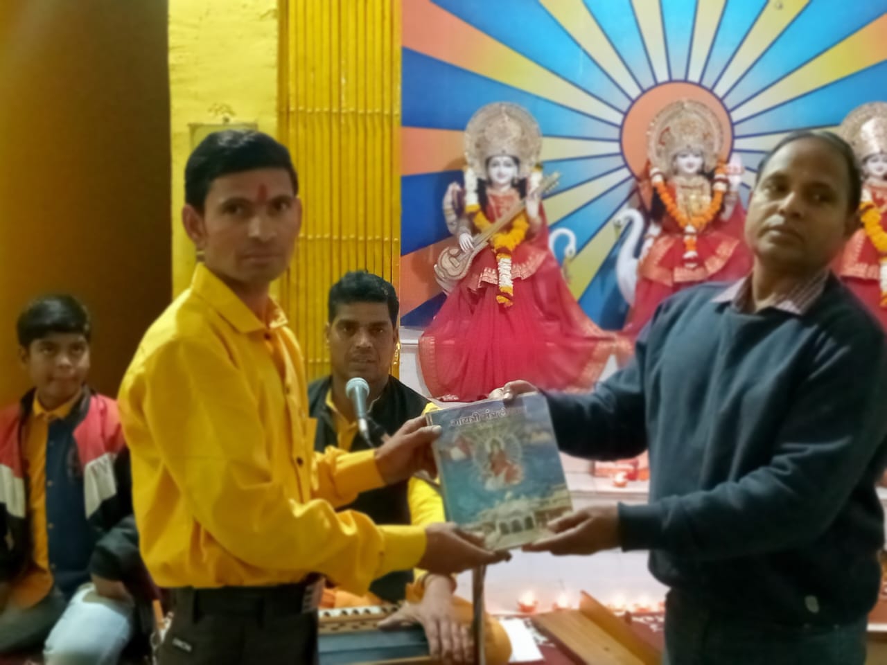 Devotees of Manavar did writing in 1 year, Gayatri family honored | 11 ...