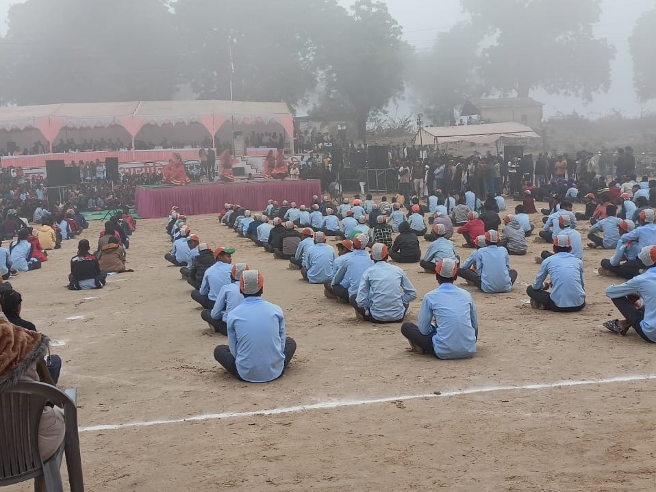 SDM hoisted the flag in Gangauri Maidan, school students sitting on the ...