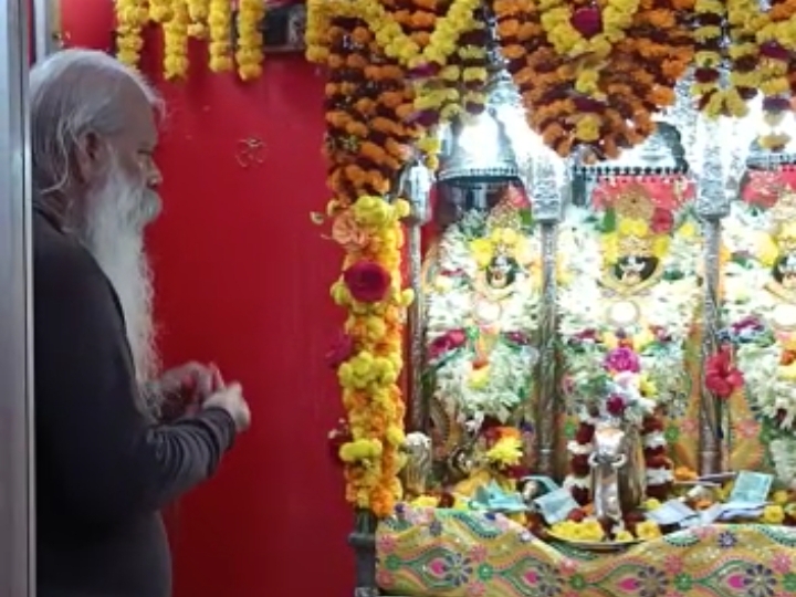 Decoration of the entire campus with the tricolor, the crowd gathered ...